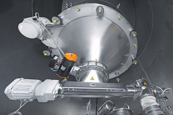 Efficient bulk material discharge from AZO