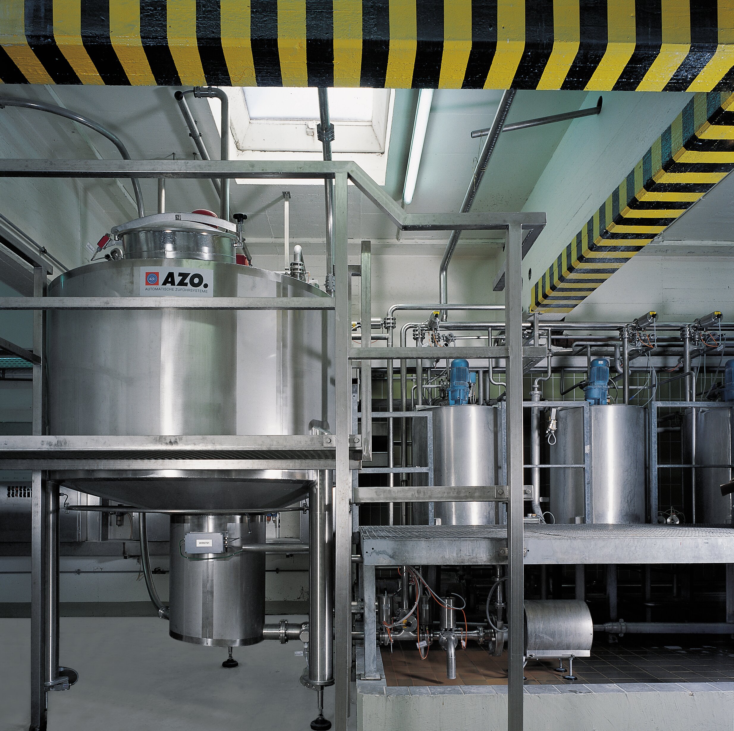 Self-suctioning mixing vessel | AZO Group