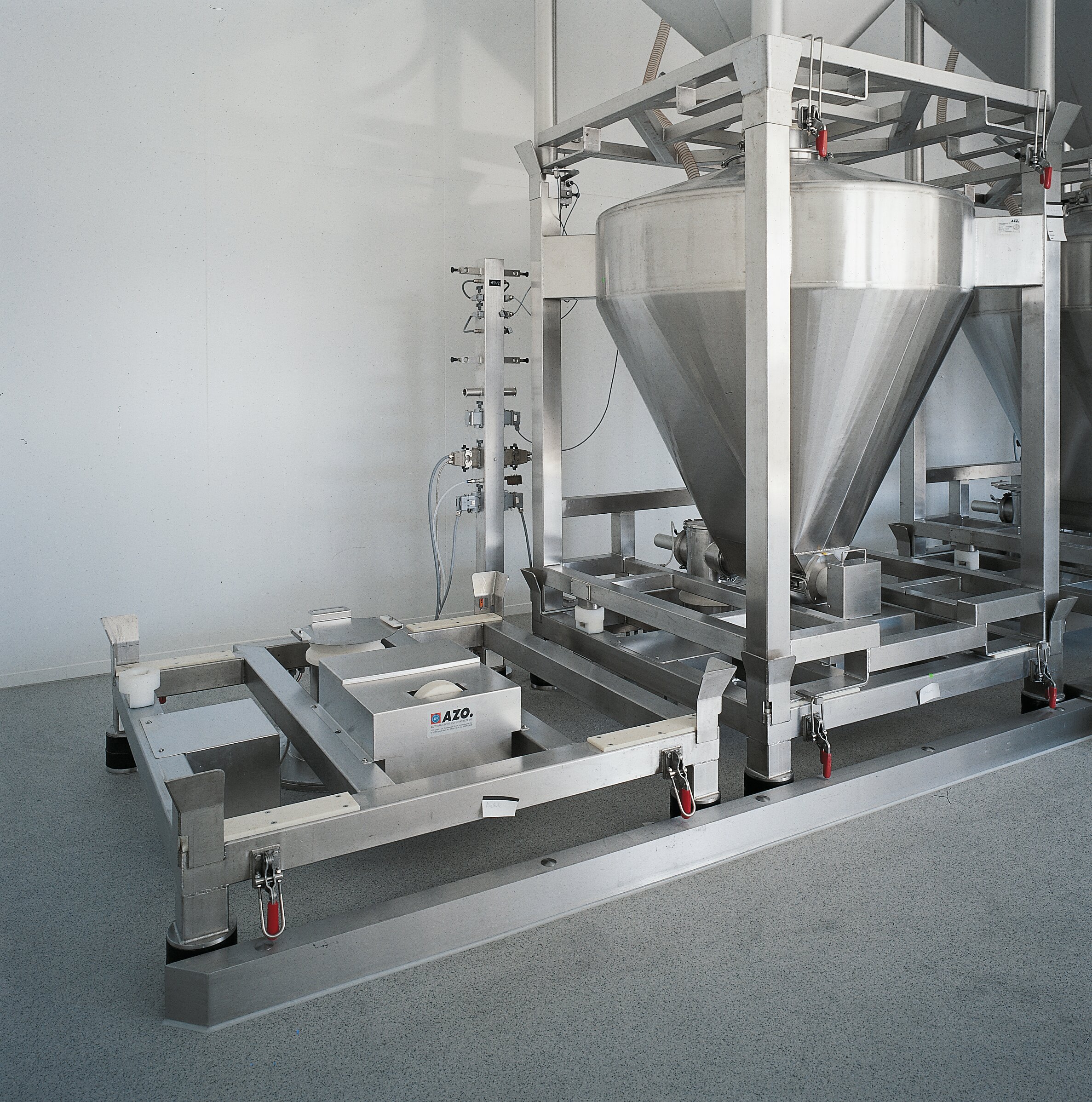 Precise Dosing: AZO DOSITAINER® with Discharge Base