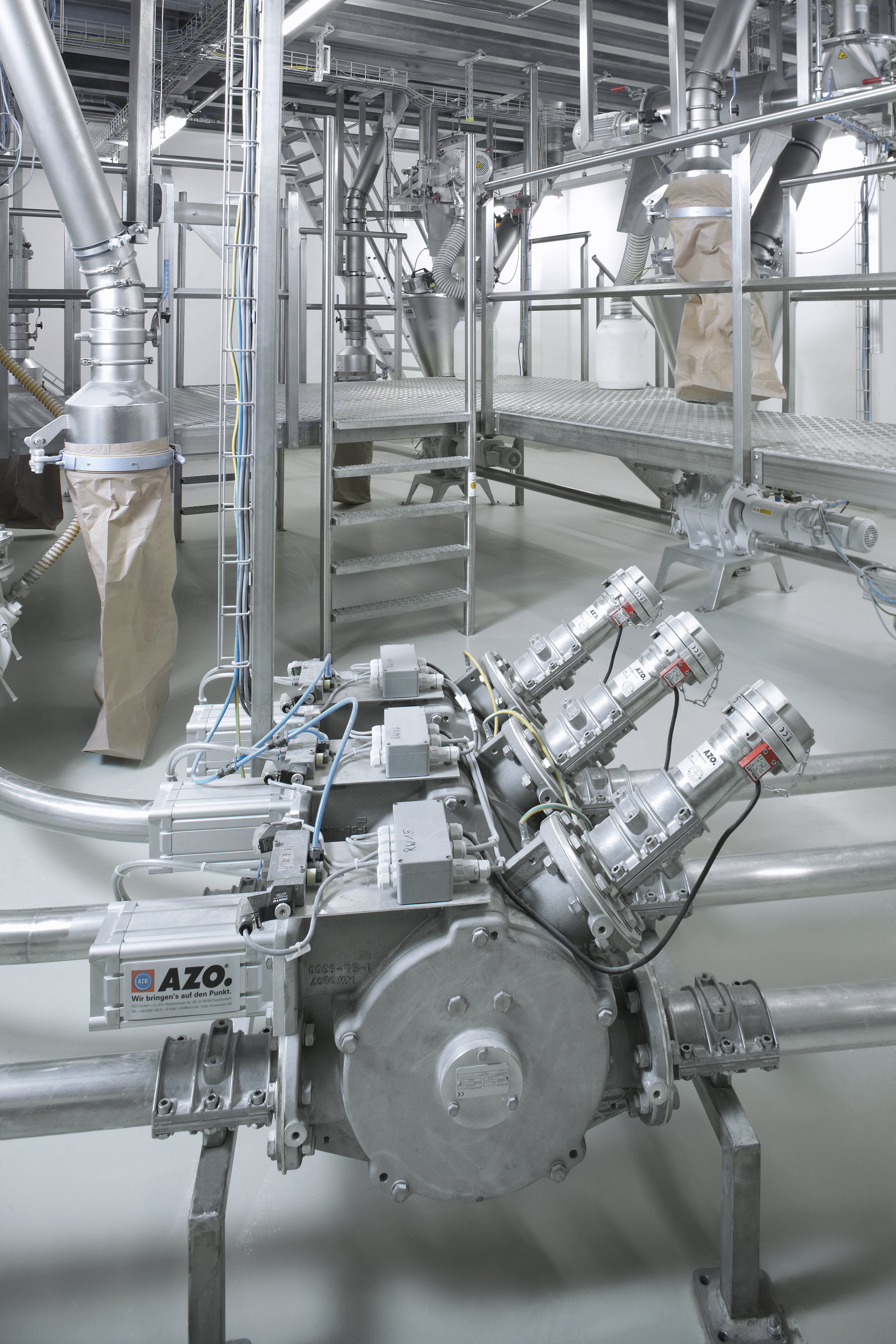 Two-way diverter in pneumatic conveying systems