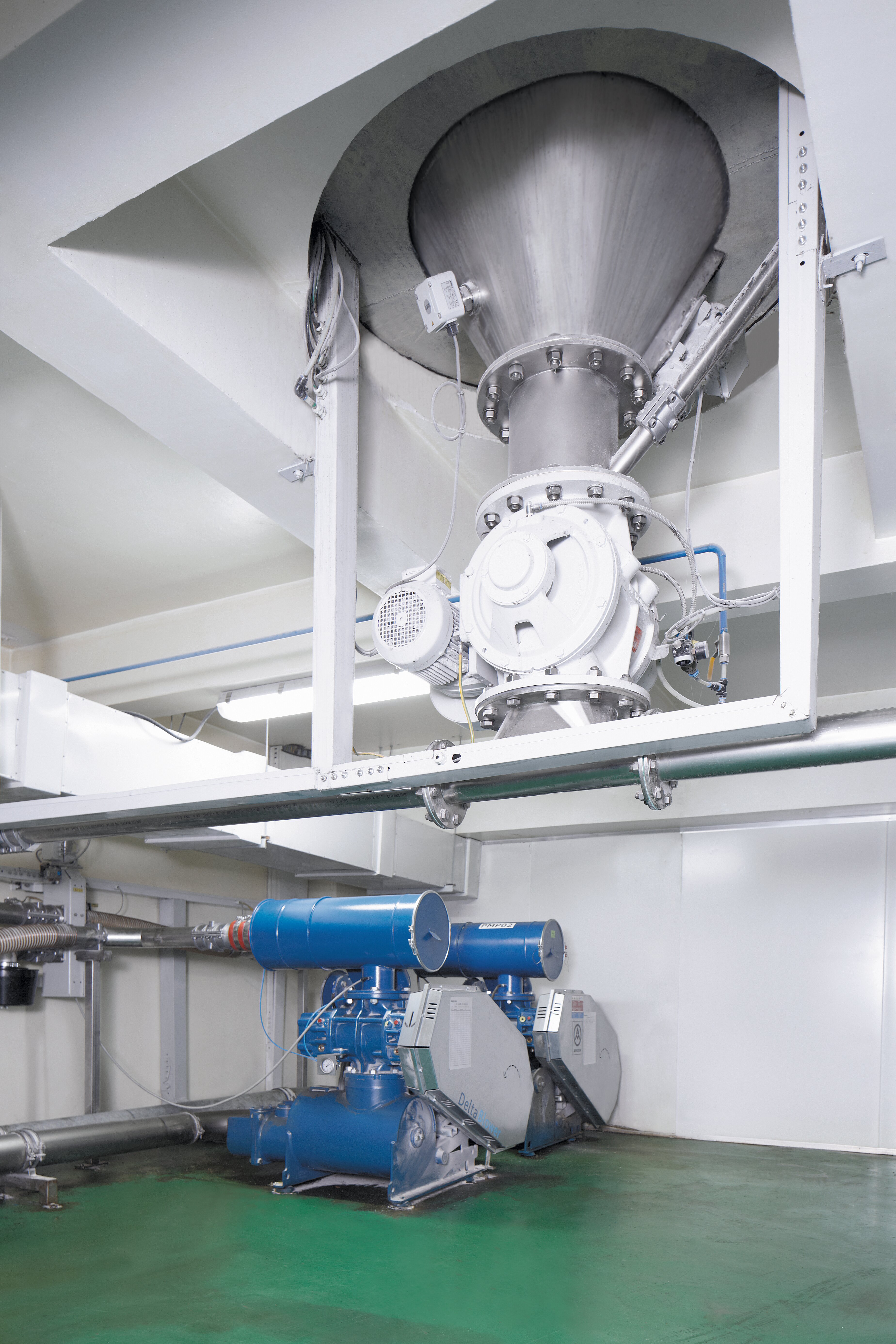 Silo and discharge systems for storing and discharge of bulk goods